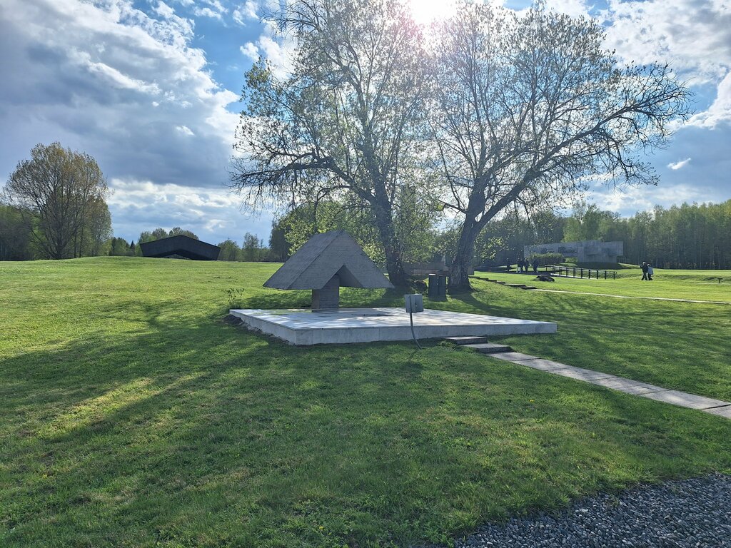 Park, sokak heykeli Символический колодец, Minskaya oblastı, foto
