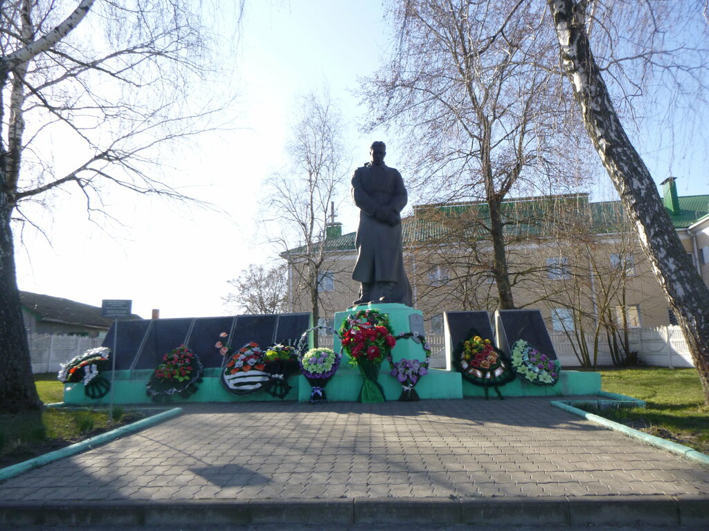 Anıt, heykel Братская могила советских воинов и партизан, Brestskaya oblastı, foto