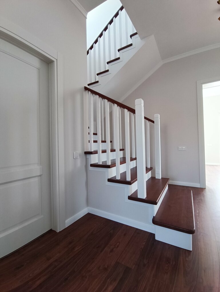 Merdiven ve korkuluklar Lestnica V dome, Vysokovsk, foto