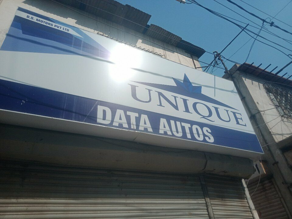 Jant ve lastikçiler Unique Data Autos, Karaçi, foto