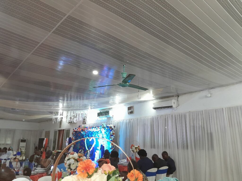 Benzin istasyonu Petroci Holding Base Cie Station, Abican, foto