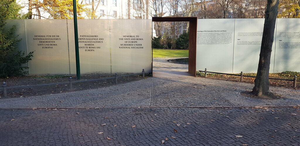 Anıt, heykel Denkmal für die im nationalsozialismus ermordeten Sinti und Roma Europas, Berlin, foto