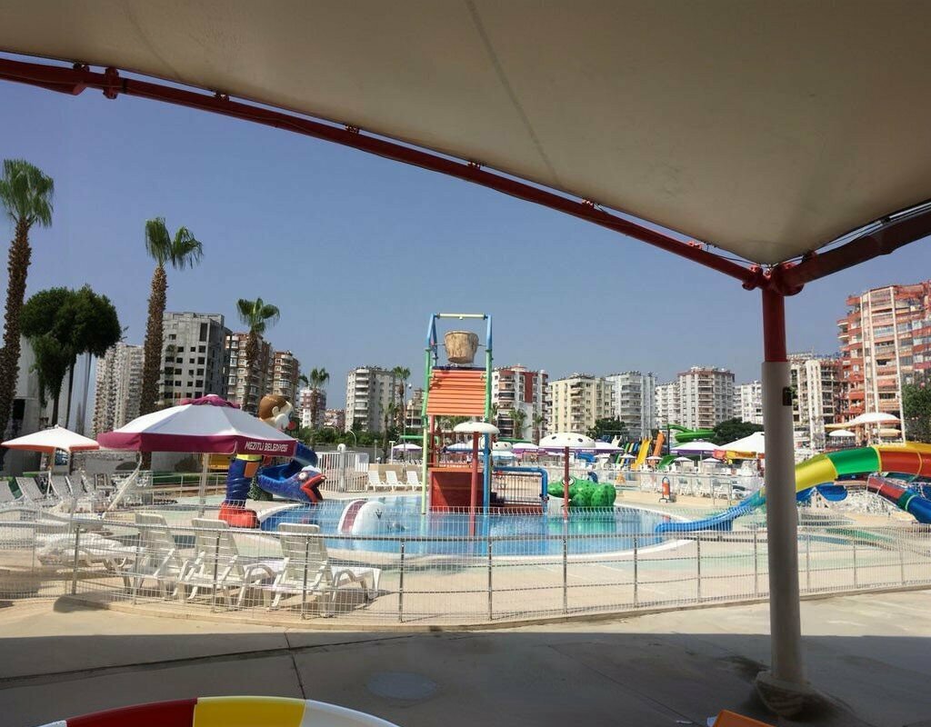 Yüzme havuzları Mezitli Su Parkı Yüzme Havuzu, Mersin, foto