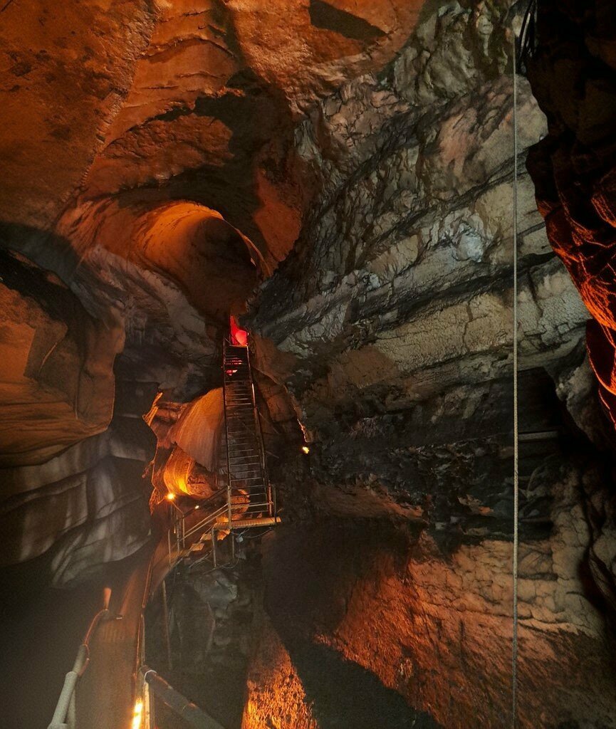 Yol kenarı dinlenme alanı Mağara Dinlenme Tesisine Giriş Göbeği, Seydişehir, foto