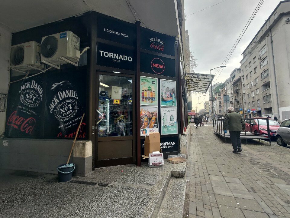 Su satışı Podrum Pica 10, Belgrad, foto