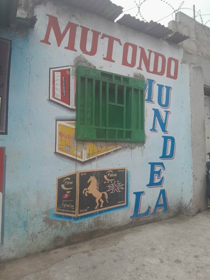 Alkollü içecekler Mutondo Mundele janela aberta bar, Loanda, foto