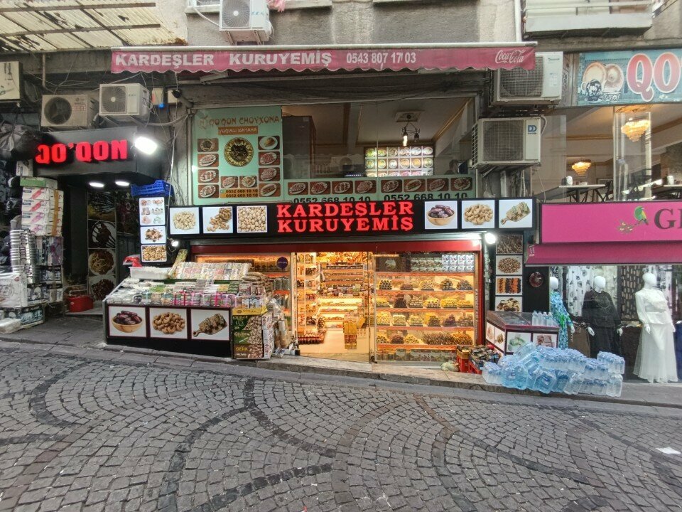 Kuruyemiş, atıştırmalık, kuru meyve Kardeşler Kuruyemiş, İstanbul, foto