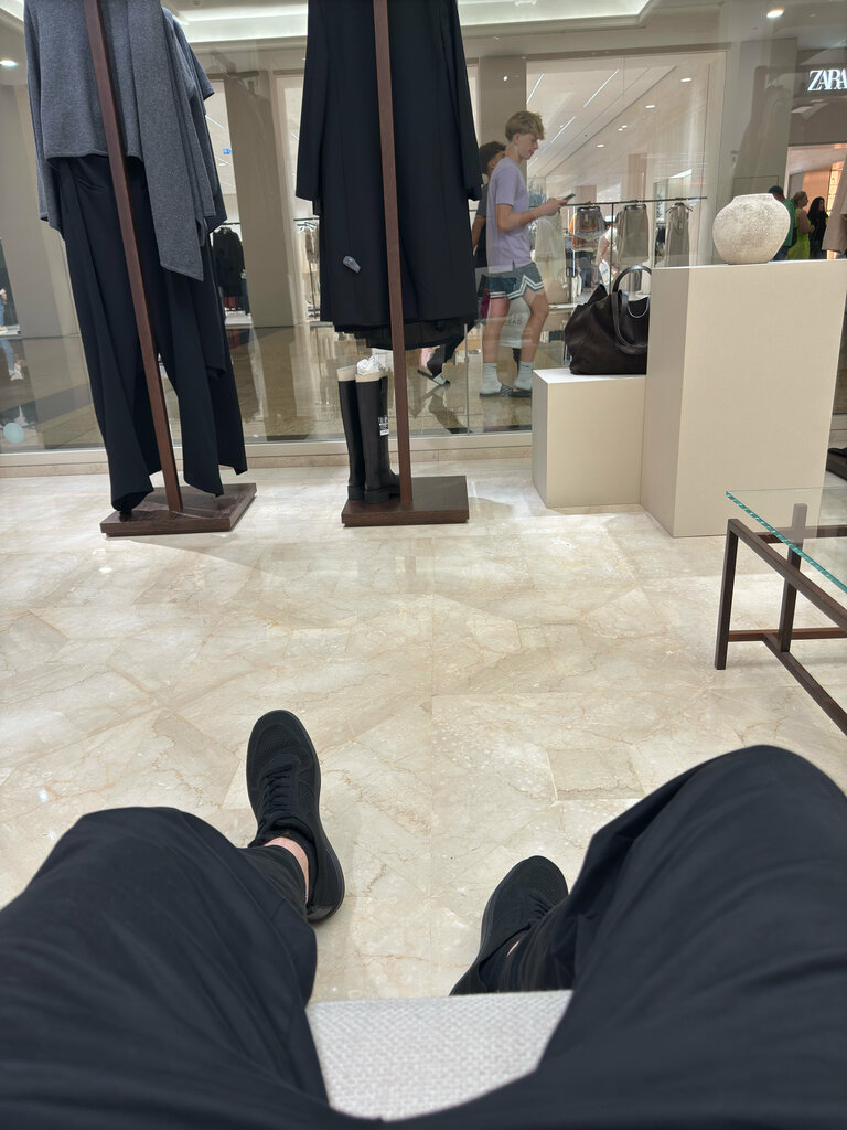 Giyim mağazası Massimo Dutti, Dubai, foto