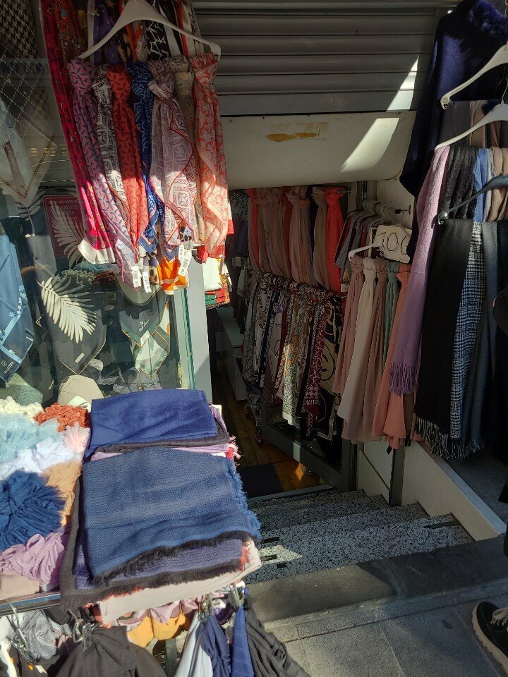 Tuhafiyeler Cristal Gold Eşarp & Şal Çeşitleri, İstanbul, foto