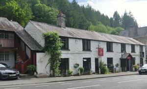 The Dragon Hotel and Restaurant (Wales, Isle of Anglesey, Holyhead Road), otel  Conwy County Borough'dan