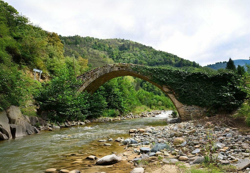 Turistik yerler Tarihi Üçtepe Kemer Köprüsü, Yağlıdere, foto