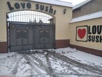 Love Sushi (Qusaıynov kóshesi No:4Б), suşi restoranı  Setbayev'den (Satpayev'den)