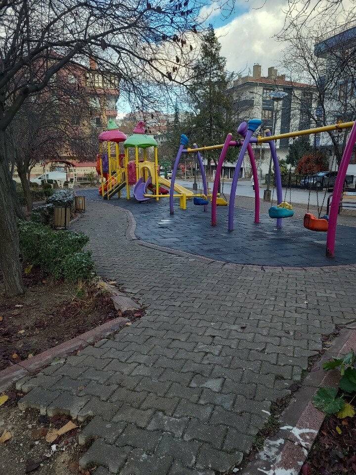 Çocuk oyun ekipmanları Hürel Parkı, Ankara, foto