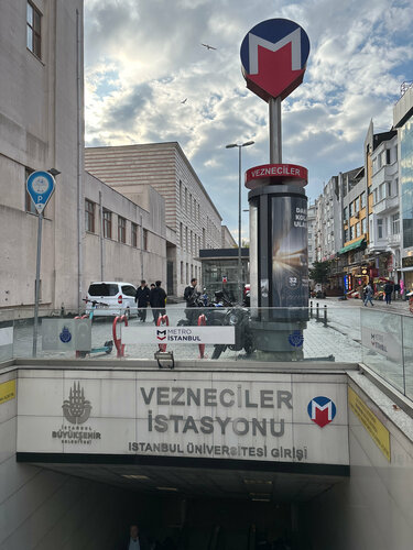 Vezneciler (İstanbul, Fatih, Kalenderhane Mah., 16 Mart Şehitleri Cad., 16), metro istasyonu  İstanbul'dan