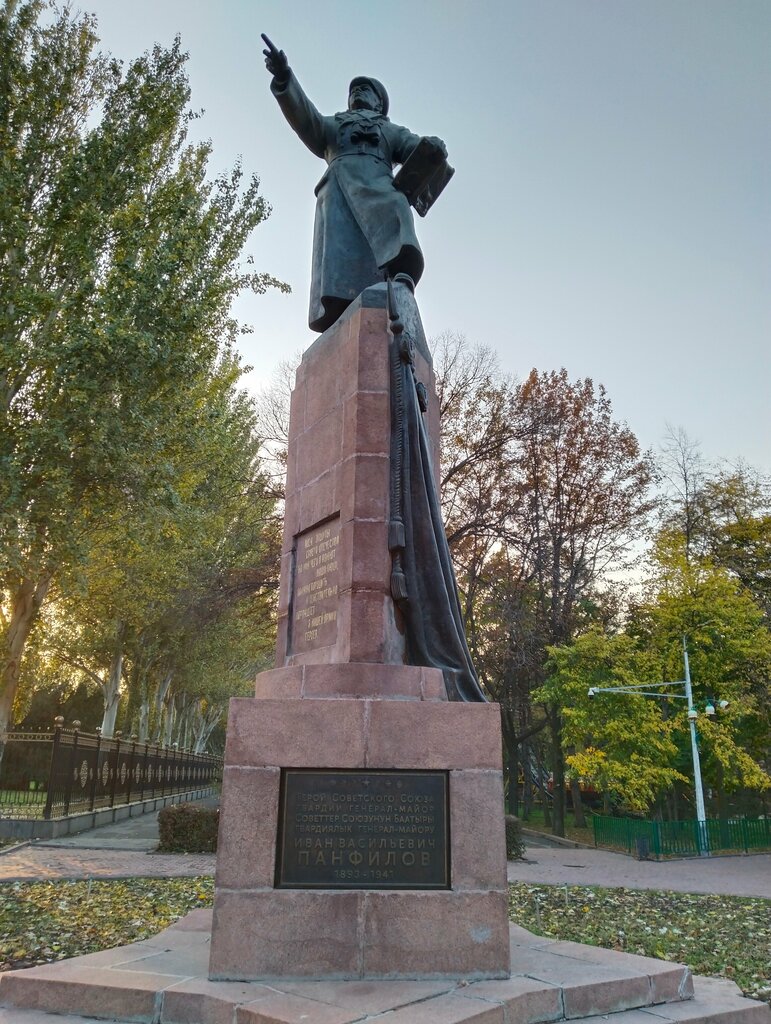 Anıt, heykel I.V. Panfilov, Bişkek, foto