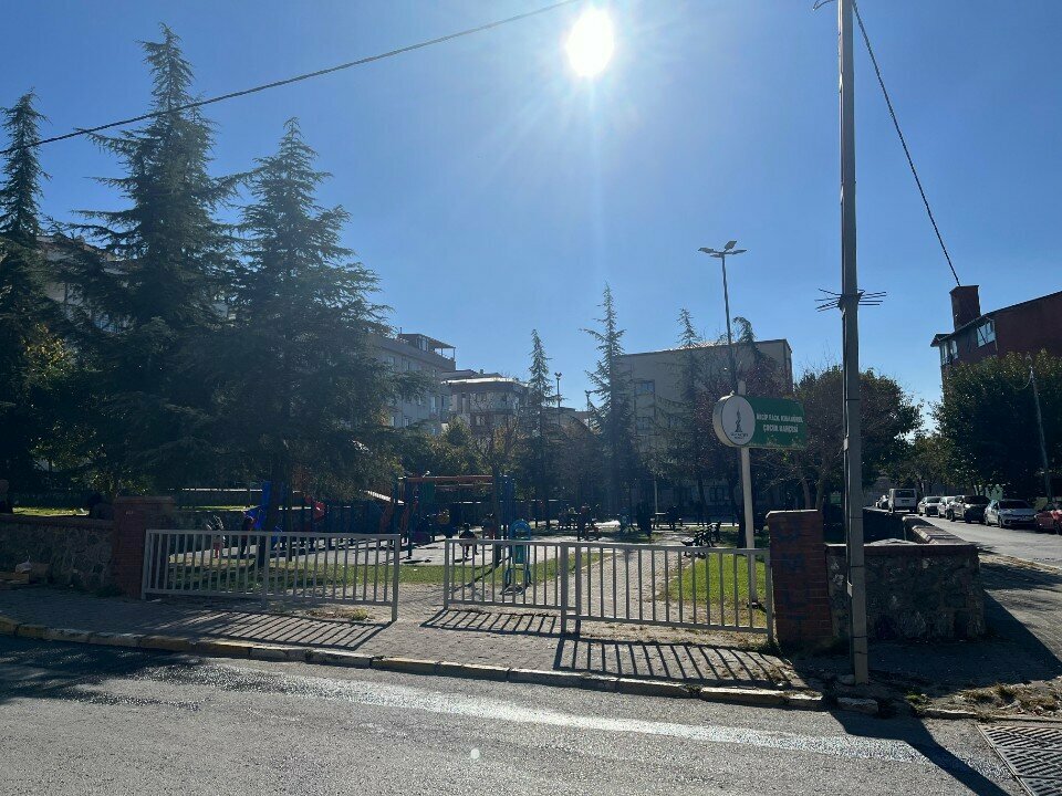 Park, sokak heykeli Necip Fazıl Kısakürek Çocuk Bahçesi, İstanbul, foto