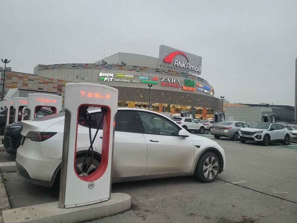 Elektrikli oto şarj istasyonları Tesla Supercharger, Ankara, foto