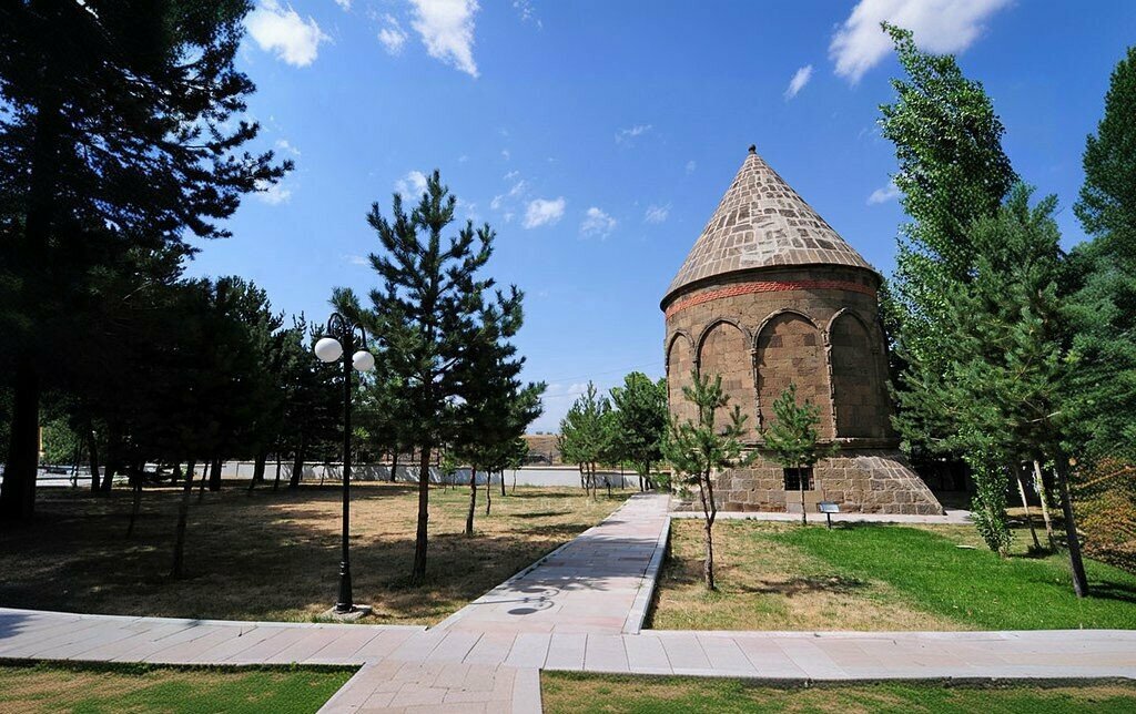 Turistik yerler Gümüşlü Kümbet, Erzurum, foto