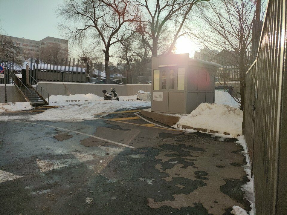 Geçiş noktaları, güvenlik kontrol alanı Pass office, security post, Almatı, foto