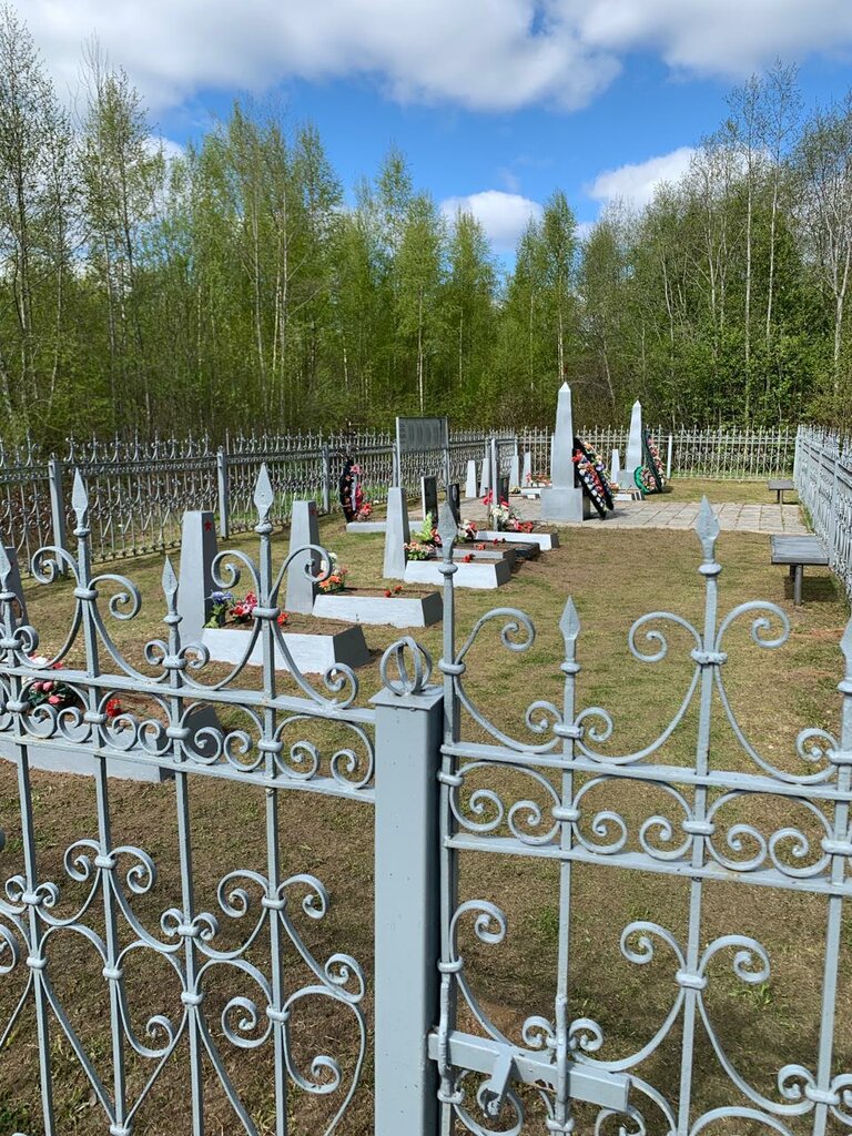 Anıt, heykel Братская могила советских воинов, Novgorodskaya oblastı, foto