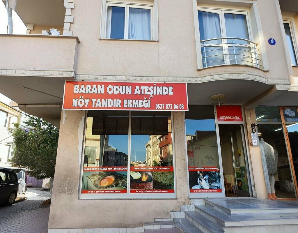 Ekmek fırını Baran Odun Ateșinde Köy Tandir Ekmeǧi, İstanbul, foto