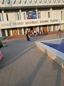 Regional Music and Drama Theater (Sharof Rashidov koʻchasi No:29A, Zargarlik mahalla fuqarolar yigʻini), tiyatrolar  Cizzak'tan
