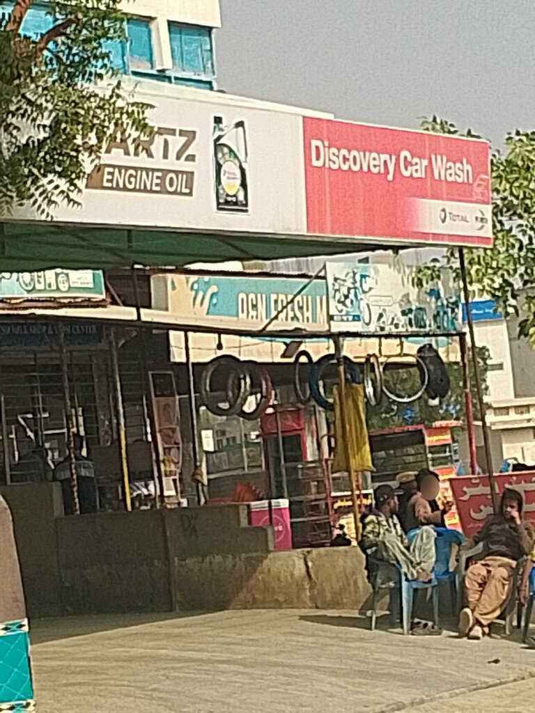 Otomobil yedek parçaları Discovery oil & Car Wash, Karaçi, foto