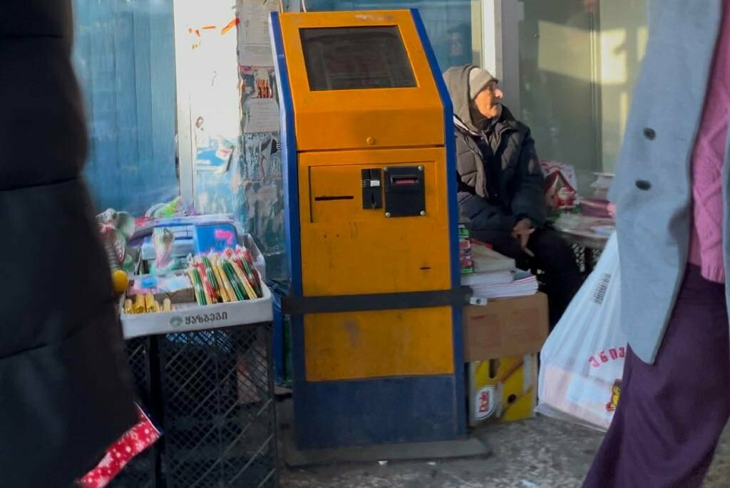 Ödeme terminali Платёжный терминал, Tiflis, foto