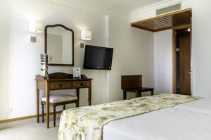 Solar Palmeiras (Lisboa, Oeiras, Paço de Arcos 2770-142, Rua da Giribita nr1 - 1A), otel  Lizbon İlçesi'nden