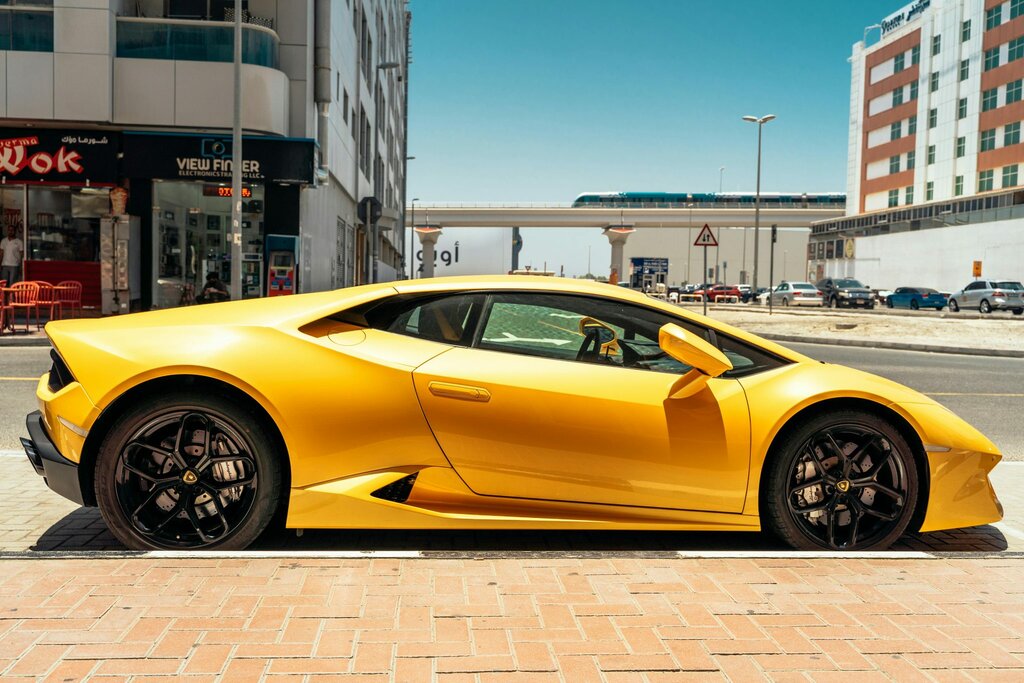 Oto kiralama Lavish Cars, Dubai, foto