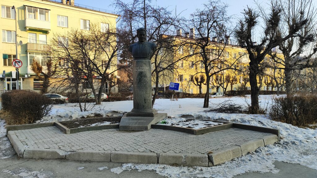 Anıt, heykel D.E. Vasilev, Snejinsk, foto