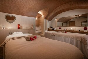 Castello di Velona Resort Thermal SPA & Winery (Tuscany, Provincia di Siena, SP55), otel