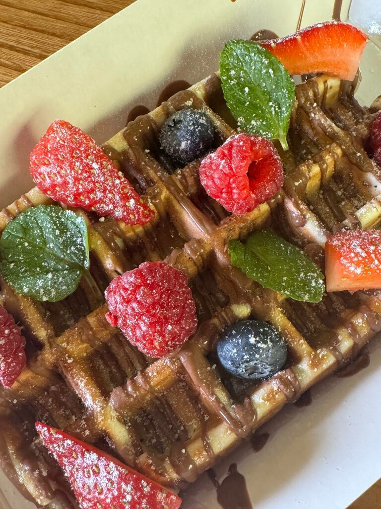 Pasta, şekerleme ve tatlı Berry Waffle, Moskova, foto