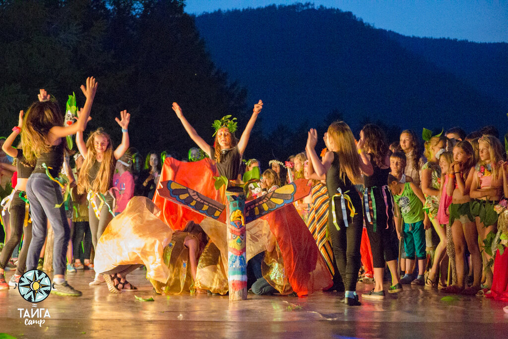 Yaz kampı Taiga Camp, İrkutskaya oblastı, foto