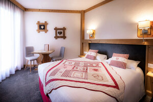 Hôtel le Littoral (Auvergne-Rhône-Alpes, Haute-Savoie, Arrondissement de Thonon-les-Bains, Évian-les-Bains, Avenue de Narvik), otel  Évian‑les‑Bains'dan