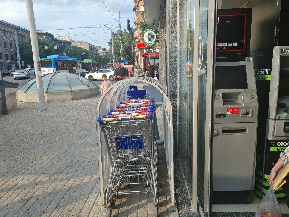 ATM'ler Ardshinbank, Erivan, foto
