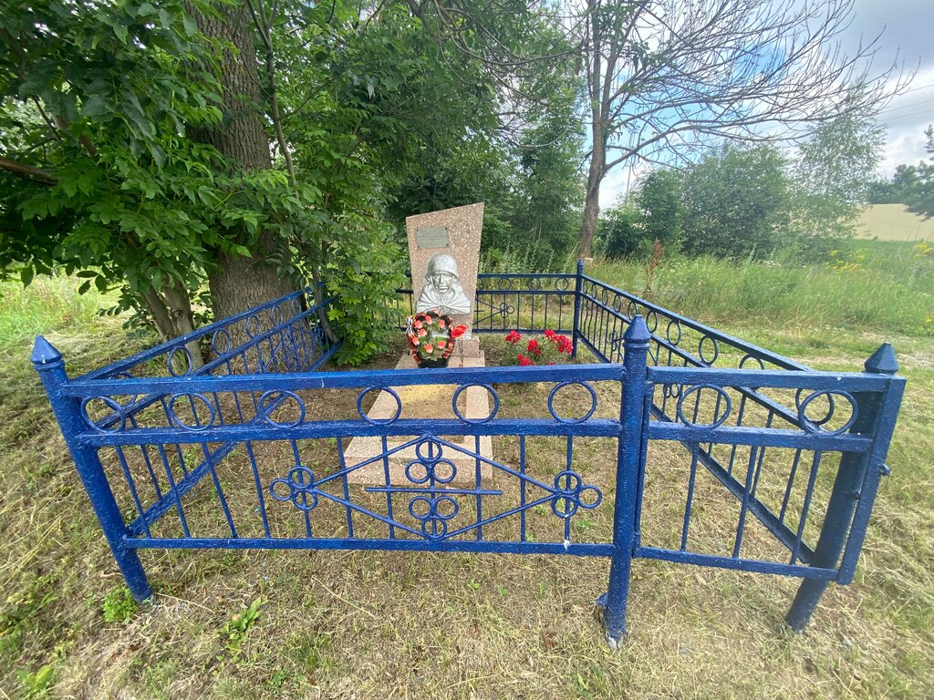 Anıt, heykel Братская могила советских воинов, Belgorodskaya oblastı, foto