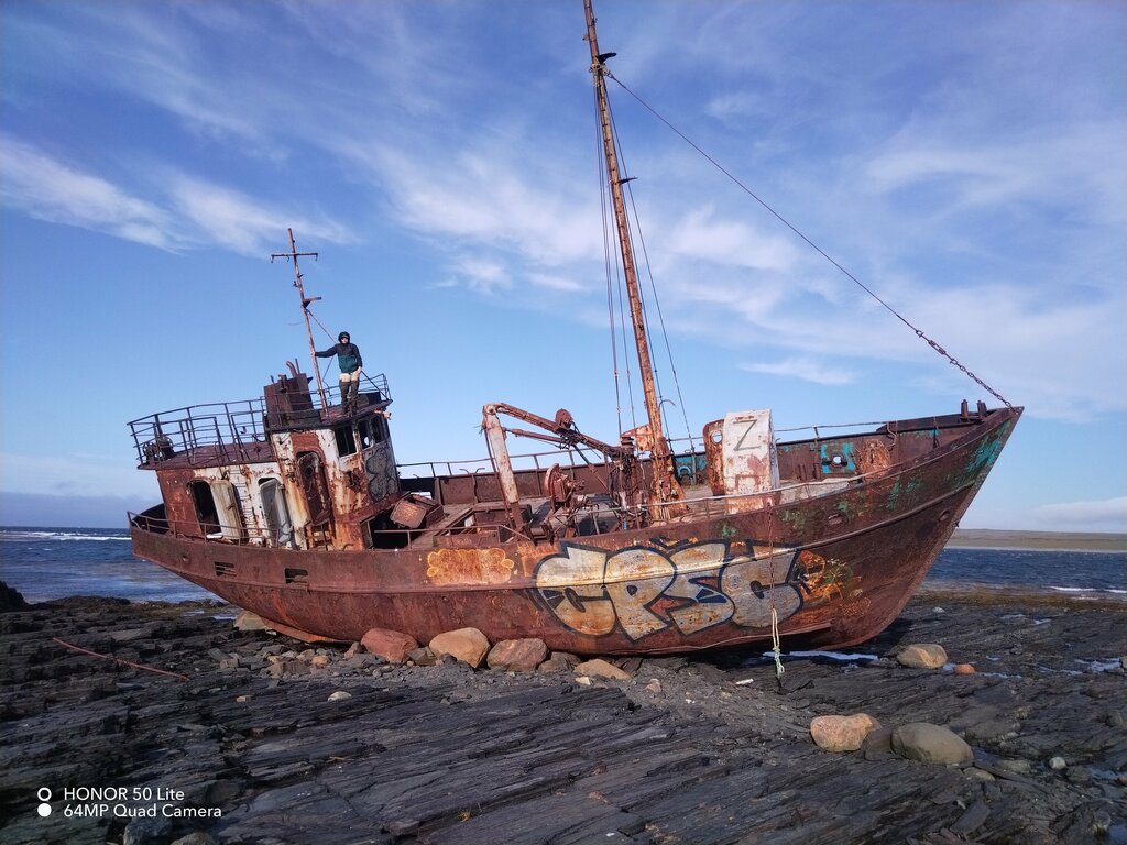 Turistik yerler Останки рыболовецкого судна, Murmanskaya oblastı, foto