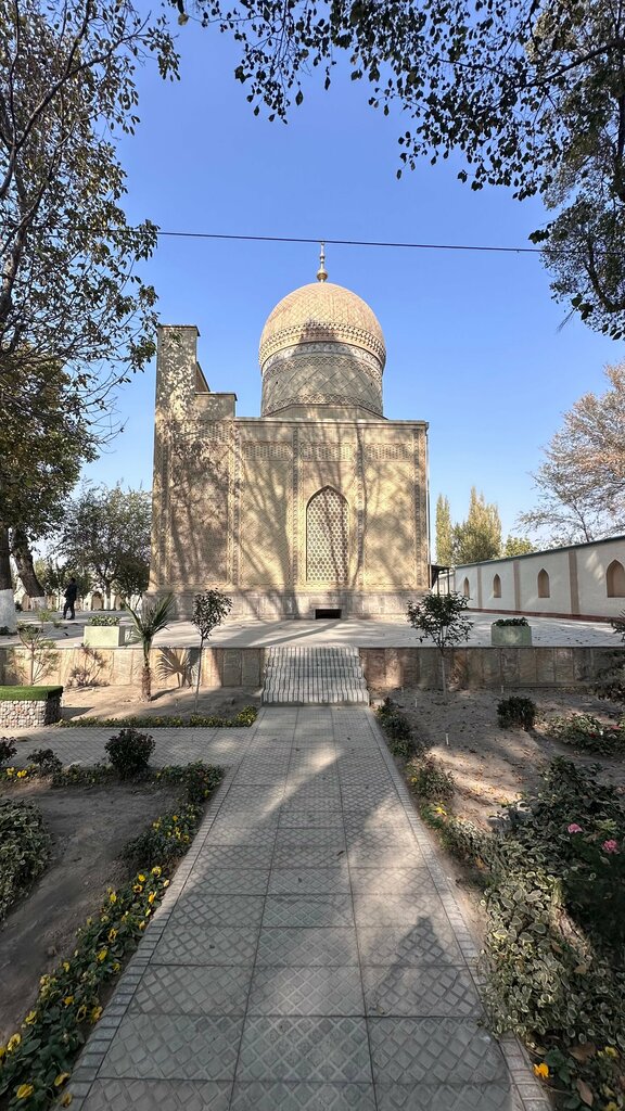 Turistik yerler Qutayba ibn Muslim Mausoleum, Andican eyaleti, foto