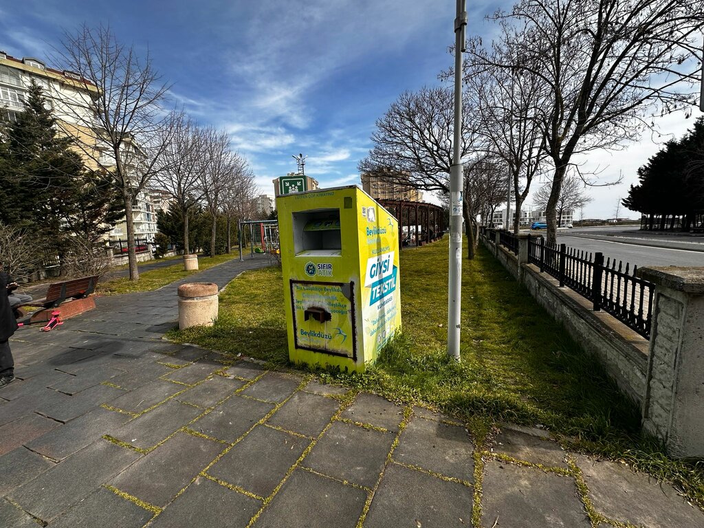 Geri dönüşüm maddeleri Giysi Tekstil Kumbarası, İstanbul, foto