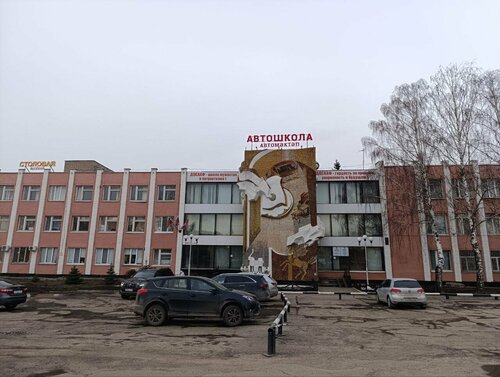 Müzeler ve sanat galerileri Музей истории и боевой славы автомобильных войск, Naberejniye Çelny (Yar Çallı), foto