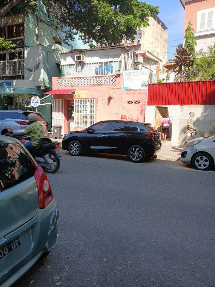 Kullan-bırak otomobiller Narcy e Filhós, Loanda, foto