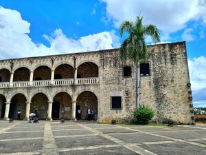 Alcázar de Colón (Distrito Nacional), müzeler ve sanat galerileri  Santo Domingo'dan