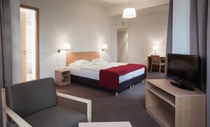 Kardinal Schulte Haus (North Rhine-Westphalia, Rheinisch-Bergischer Kreis, Overather Straße, 51), otel  Bergisch Gladbach'tan