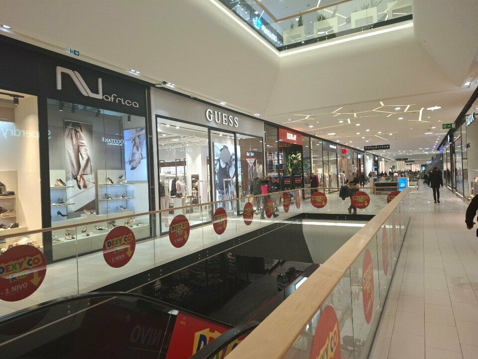 Giyim mağazası Guess, Novi Sad, foto