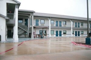 Days Inn & Suites by Wyndham Gonzales Tx (2131 Water Street), otel  Gonzales'ten