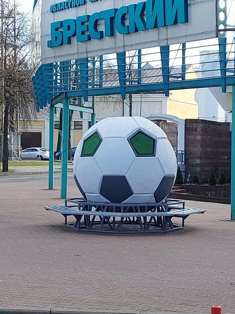 Park, sokak heykeli Мяч, Brest, foto