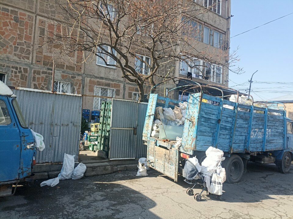 Cam ve cam ürün üreticisi The point of delivery of glass bottles, Erivan, foto