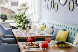 Ptichki i Yagody (Primorskoye Highway No:572), restoran  Zelenogorsk'tan