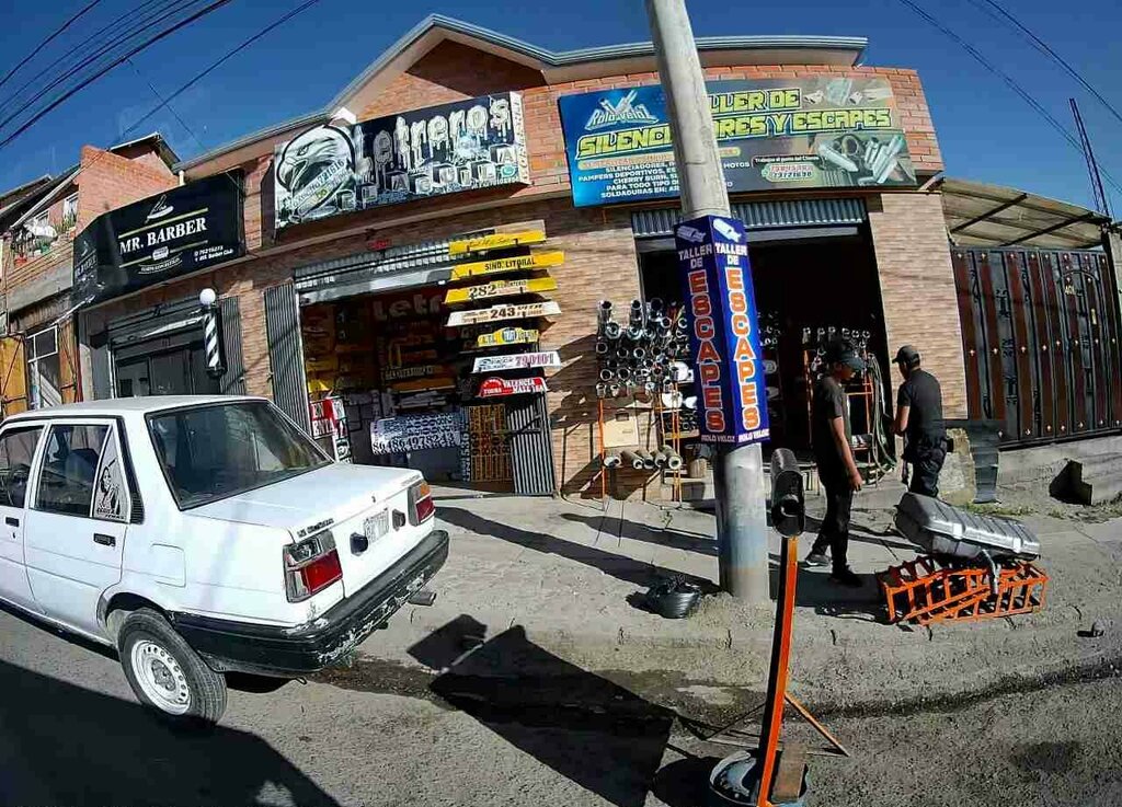 Oto döşeme Rolo Veloz Silencers and Exhausts Workshop, La Paz, foto